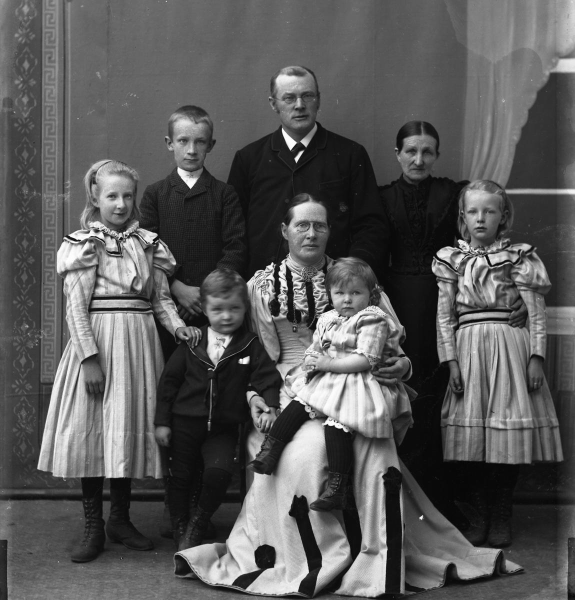 Familiegruppe, Framme frå v.Karoline Olsen,Fredrik Olsen,Henriette ...