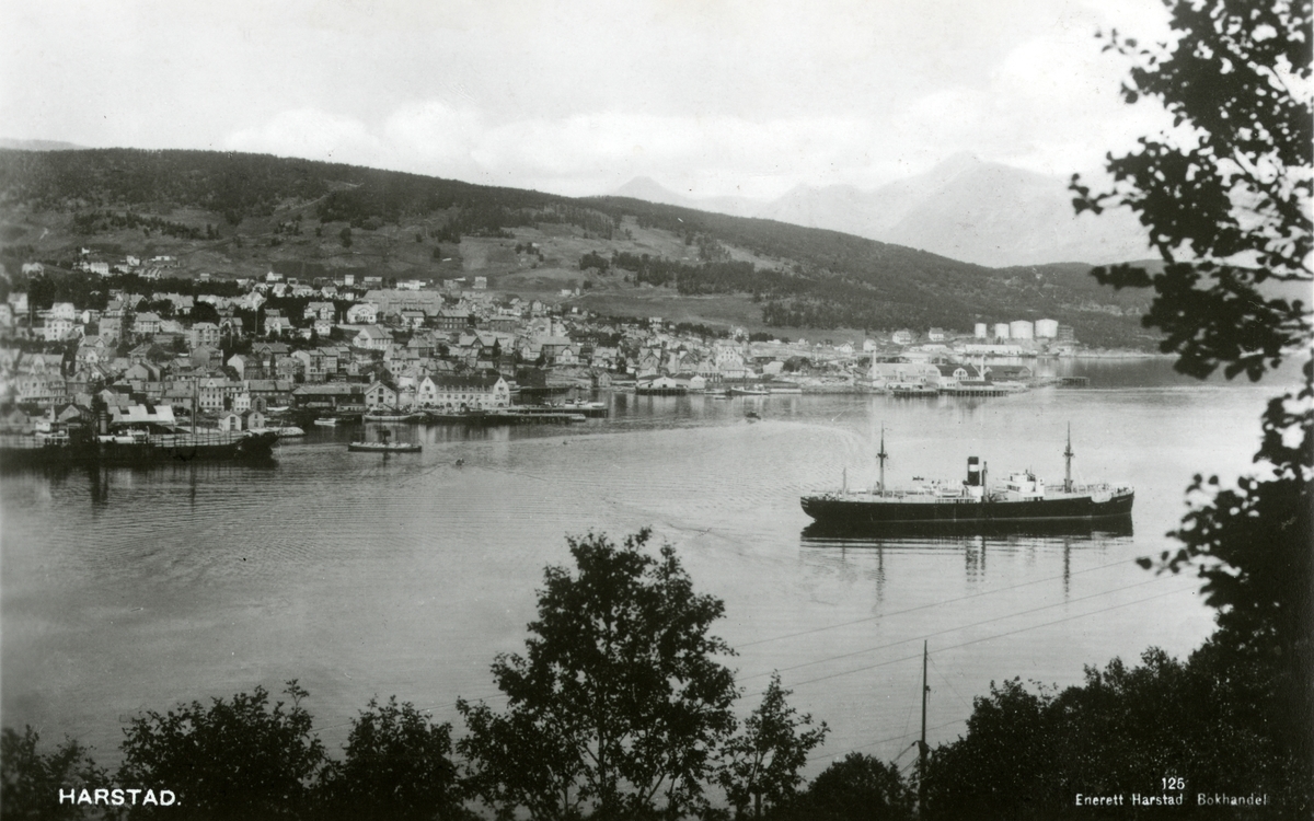 Havna og Harstad sentrum, med fartøy i forgrunnen og VPCs oljetanker ...