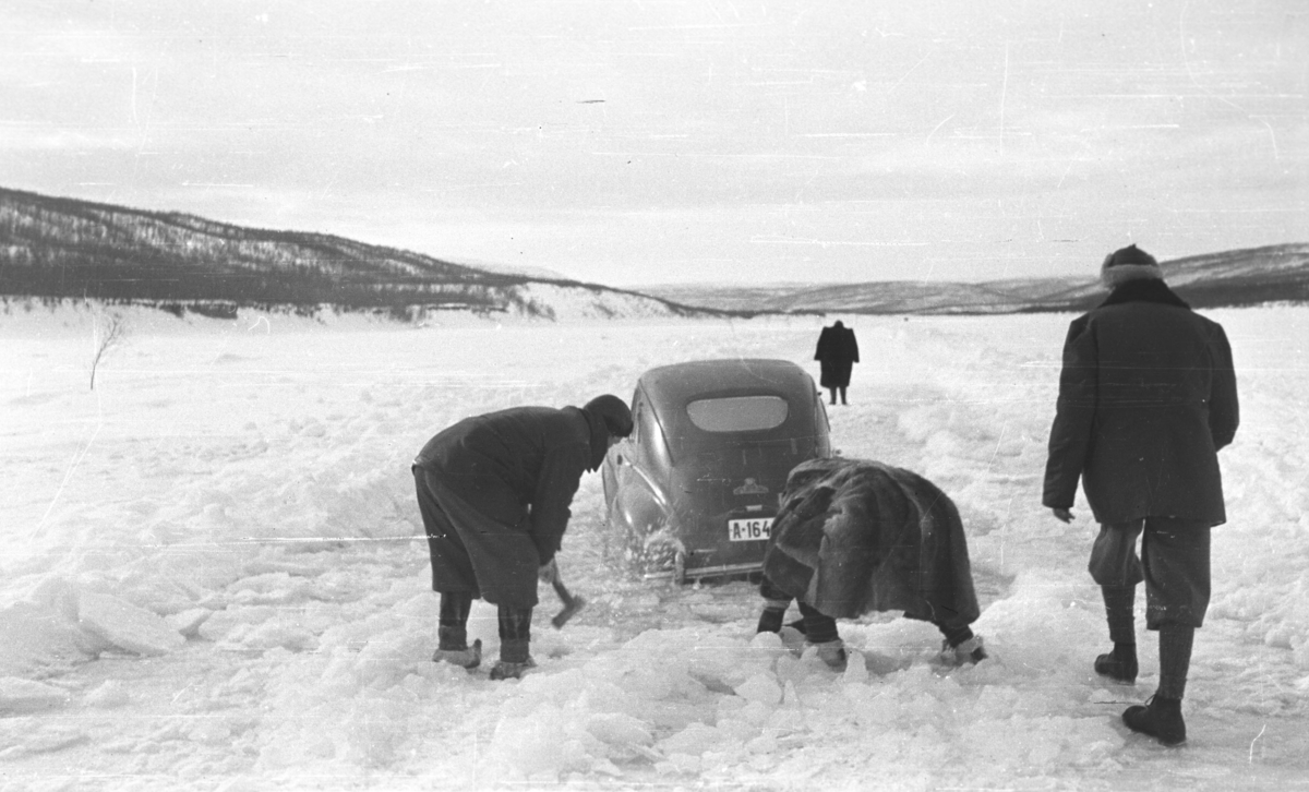 En Peugeot 203 (A-1644) har kjørt seg fast på isveien over Tanaelva ...
