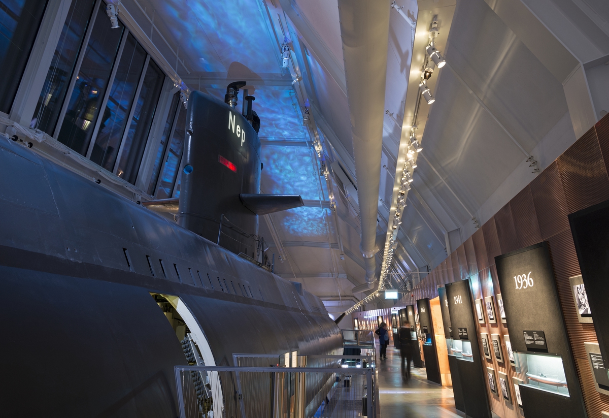 Marinmuseums ubåtshall med ubåten NEPTUN. Ljustekniker Gunnar Blomgren Boström har installerat ...