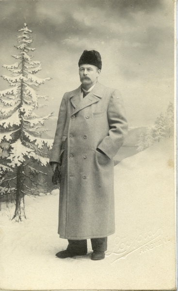 Bak på bildet er det notert: H Chr Tysse (Dysse?). Kan være Hans ...