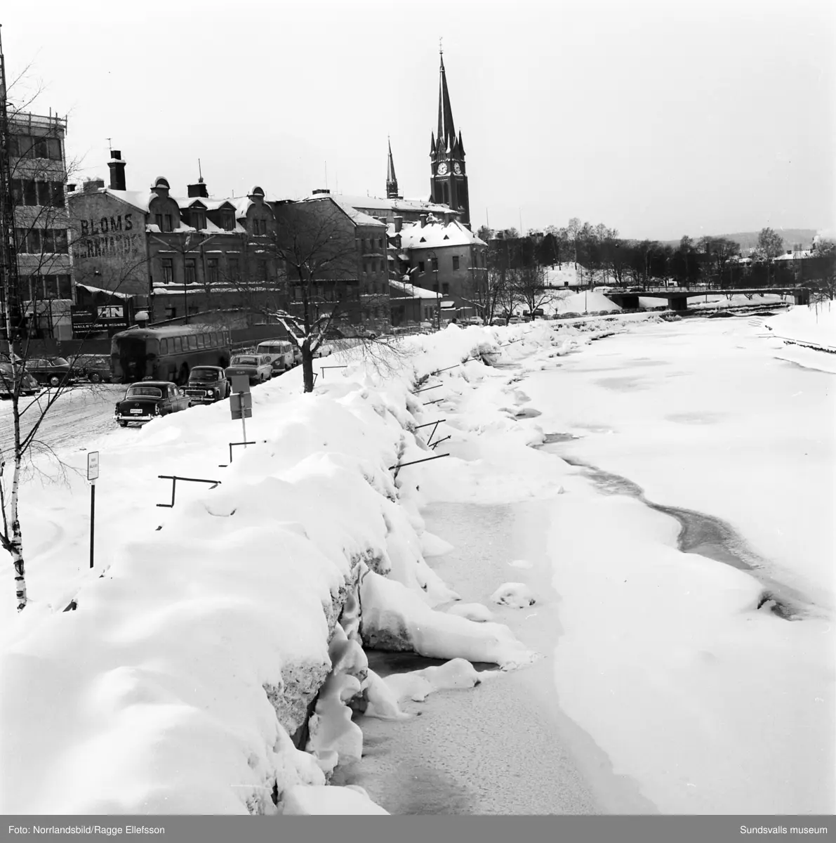 Vinterbilder från Sundsvall den snörika vintern 1966. Esplanaden ...