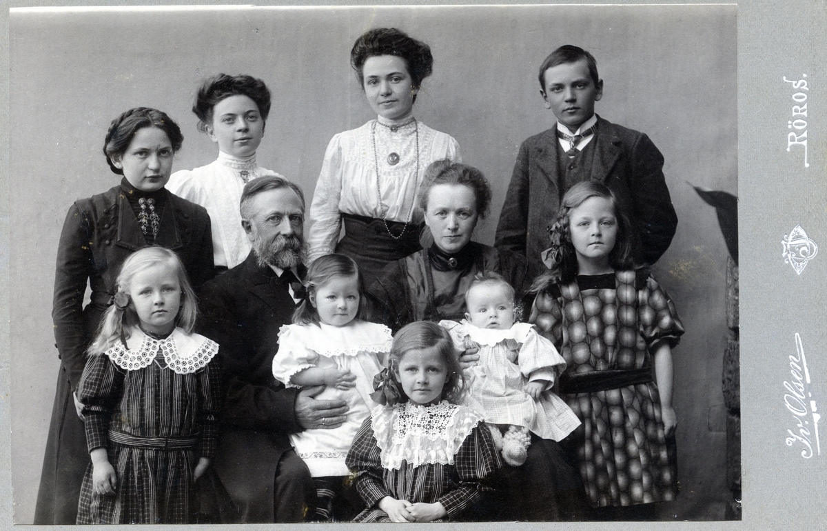 Gruppebilde av familien Stengel. - Valdres Folkemuseum / DigitaltMuseum