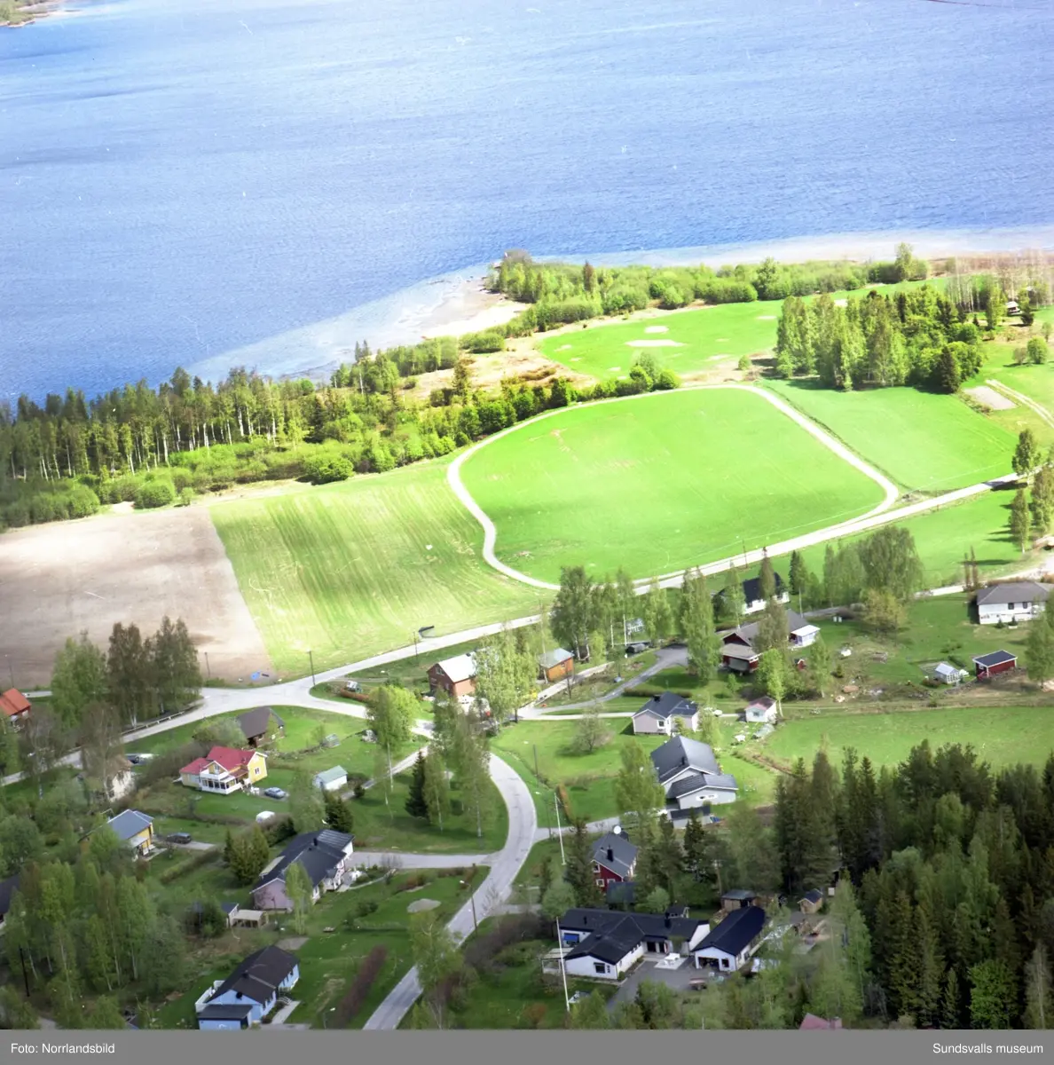 Flygfoton över Eriksdal på norra Alnö. Villor och ängsmark ned mot ...