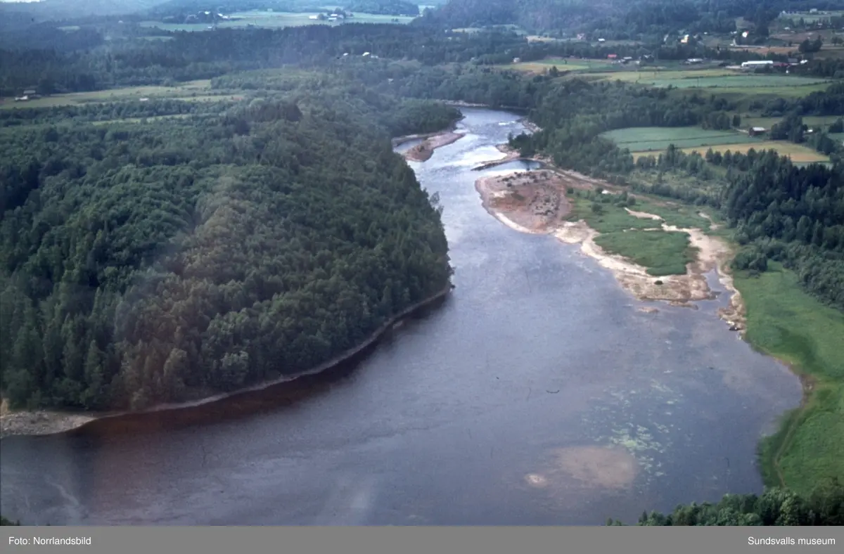Flygfoton över landskapet längs med Ljungan nedströms Marmen. Viforsen ...