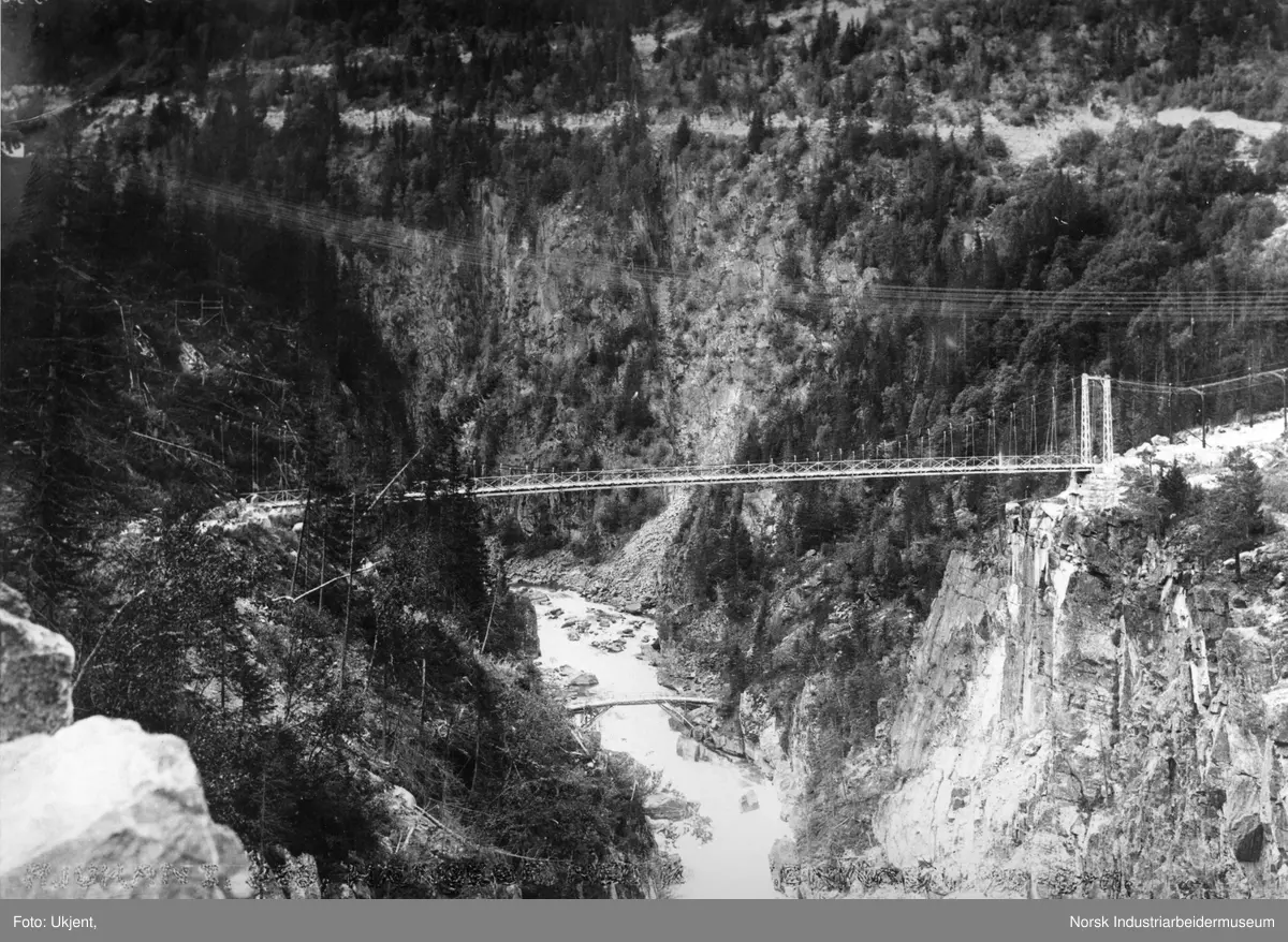 Rjukan I. 655. Hængebroen og kraftledning - Norsk ...