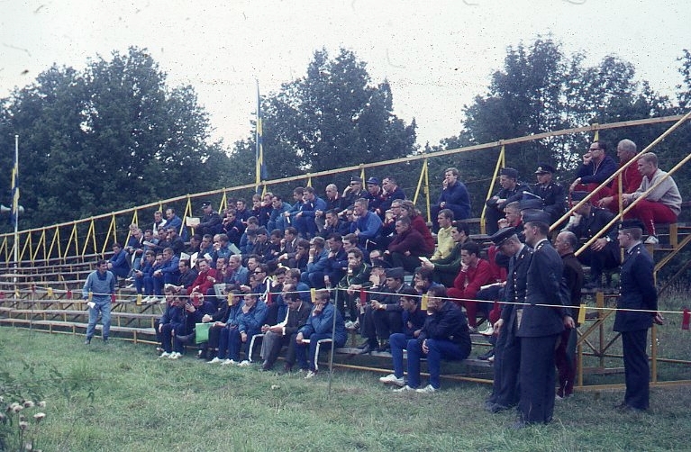 Modern Femkamp, åskådare vid torpet Bommen. - Miliseum / DigitaltMuseum