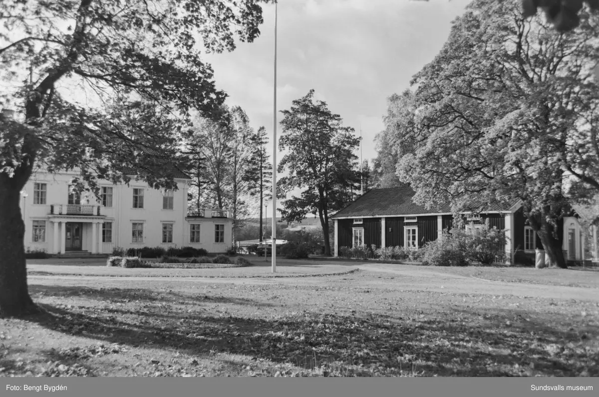 Matfors herrgård med omkringliggande byggnader, en del av dem är nu ...