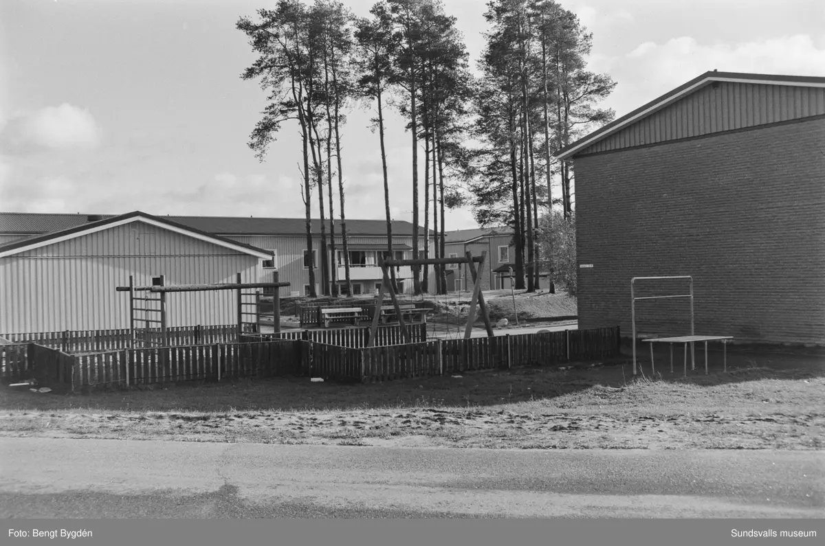 Vyer och lekpark vid bostadsområdet Ljungan i Matfors. - Sundsvalls ...