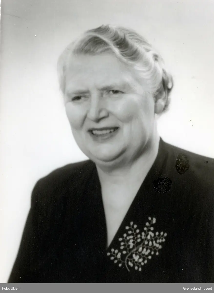 Portrett av Aasta Nystad. Internathusmor ved Fossheim internat i Neiden ...