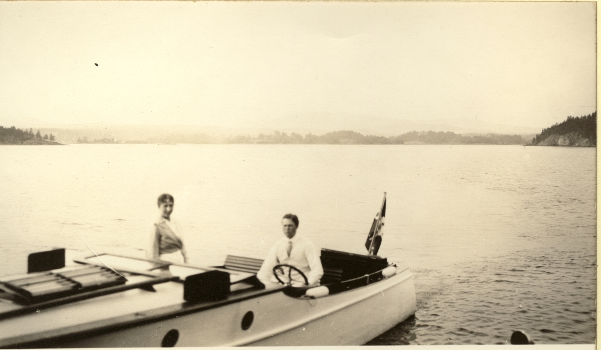 Amelie og Ferdinand Egeberg i åpen motorbåt i ukjent farvann ...