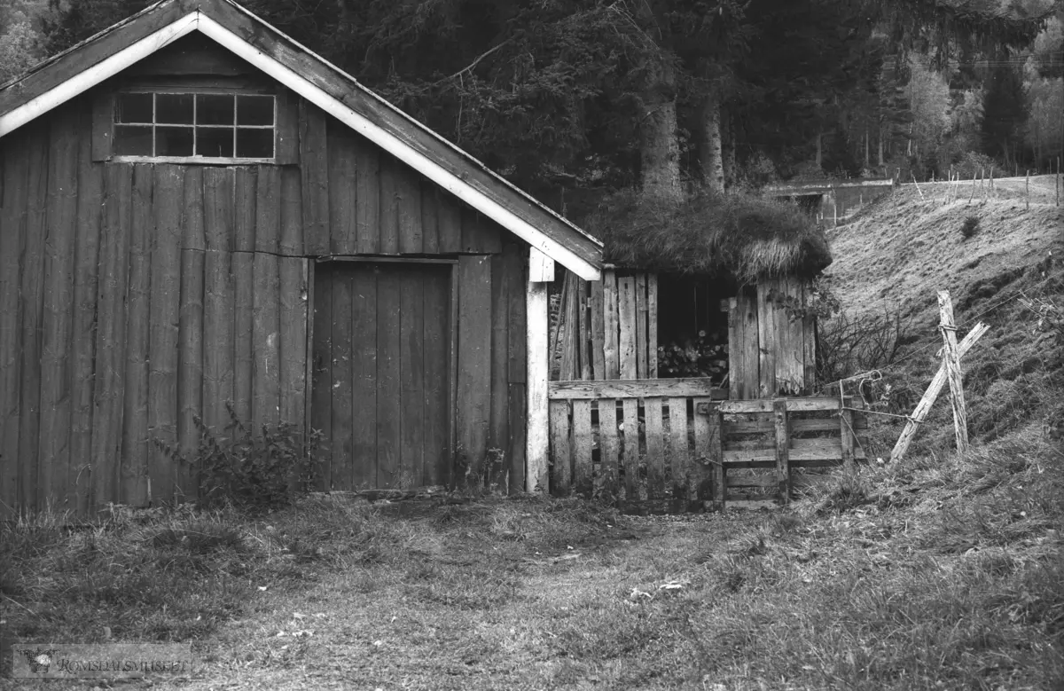 Hos Ola O. Sandnes f.13.05.1931 d.24.11.2022..Eldhuset og staurhus ...