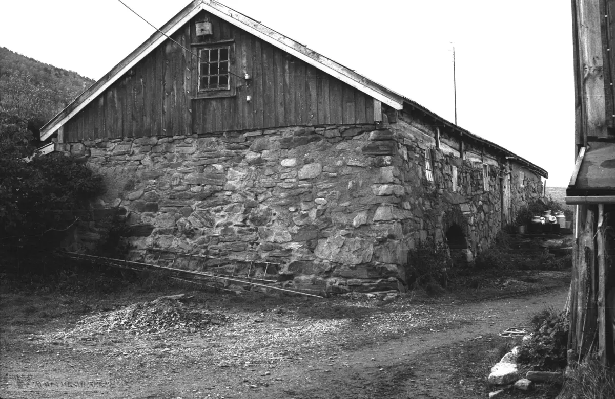 Hos Ola O. Sandnes f.13.05.1931 d.24.11.2022..Steinfjøset med løa til ...