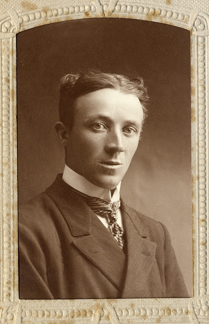 En ung man i kostym med slips och stärkkrage. Bröstbild, halvprofil ...