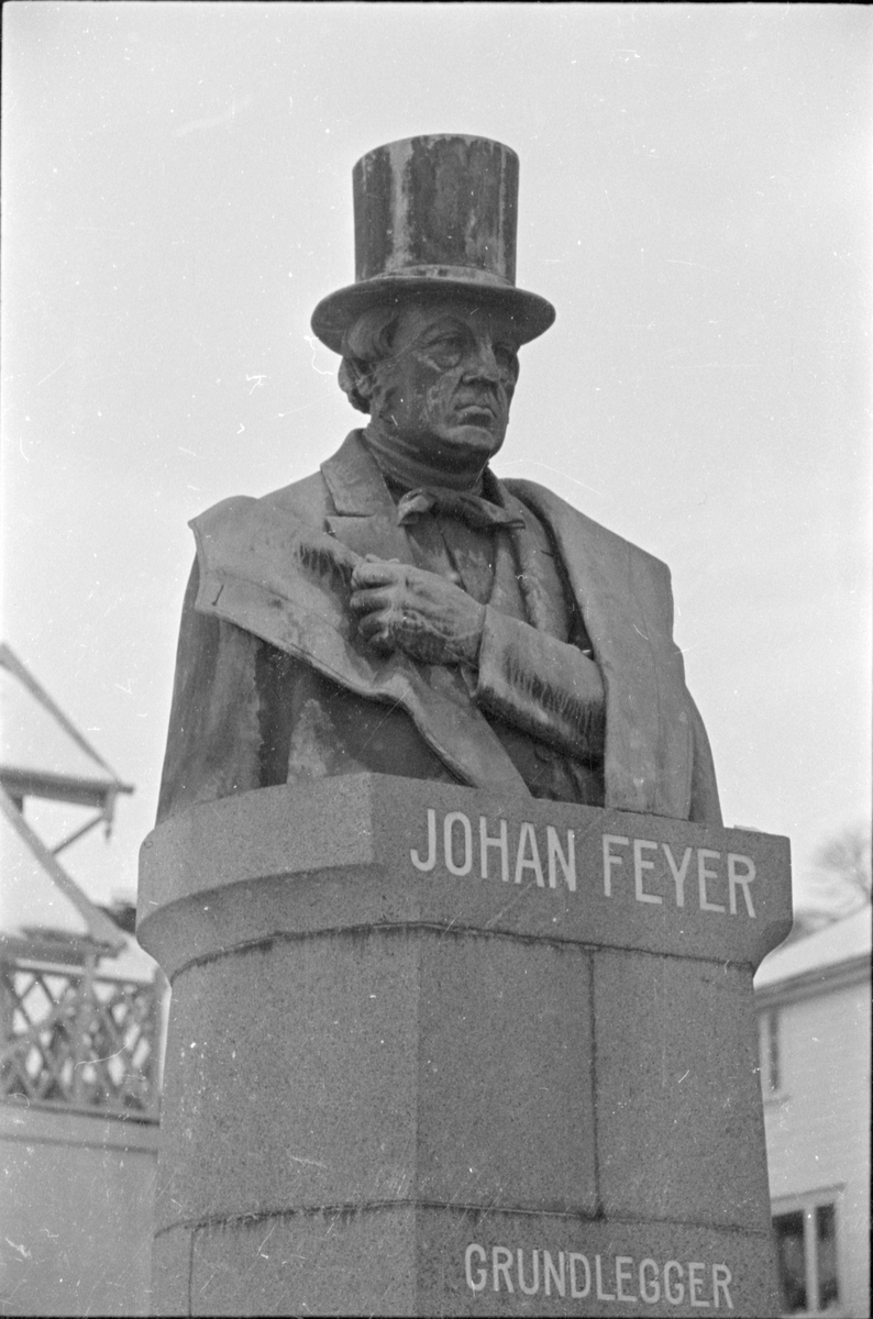 Byste av Johan Feyer på Fabrikkplassen i Egersund. - Dalane Folkemuseum ...