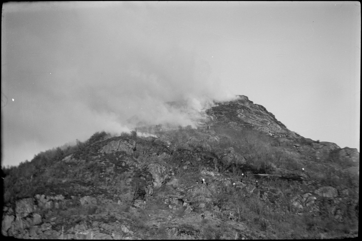 Brann på Vardberg i Egersund. Folk bidrar med slukking av brannen ... Brann på Vardberg i Egersund. Folk bidrar med slukking av brannen ...