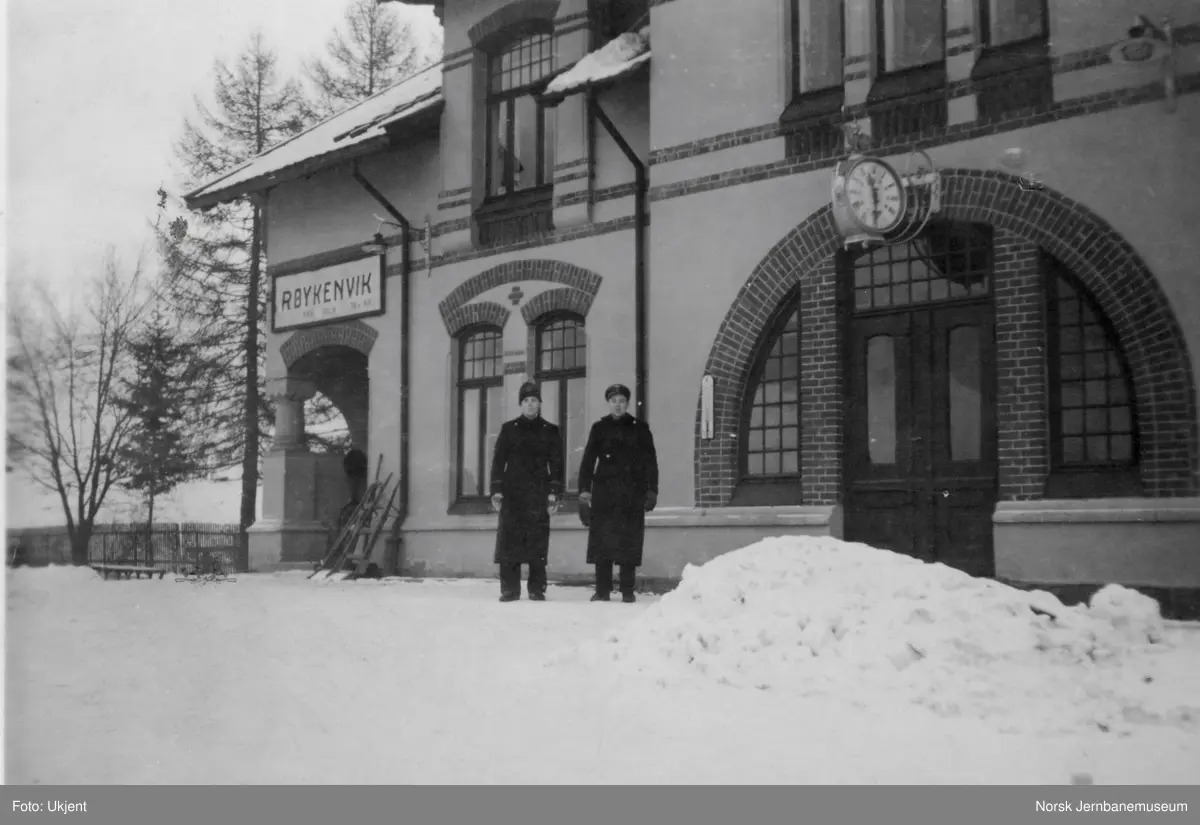 Røykenvik stasjon med jernbaneekspeditør Knut A. Sætre og ...
