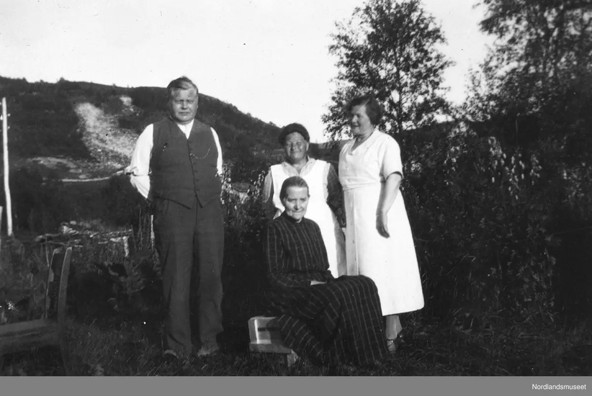 gruppebilde. fra den nærmeste familie til Helga Vatten. moren som ...