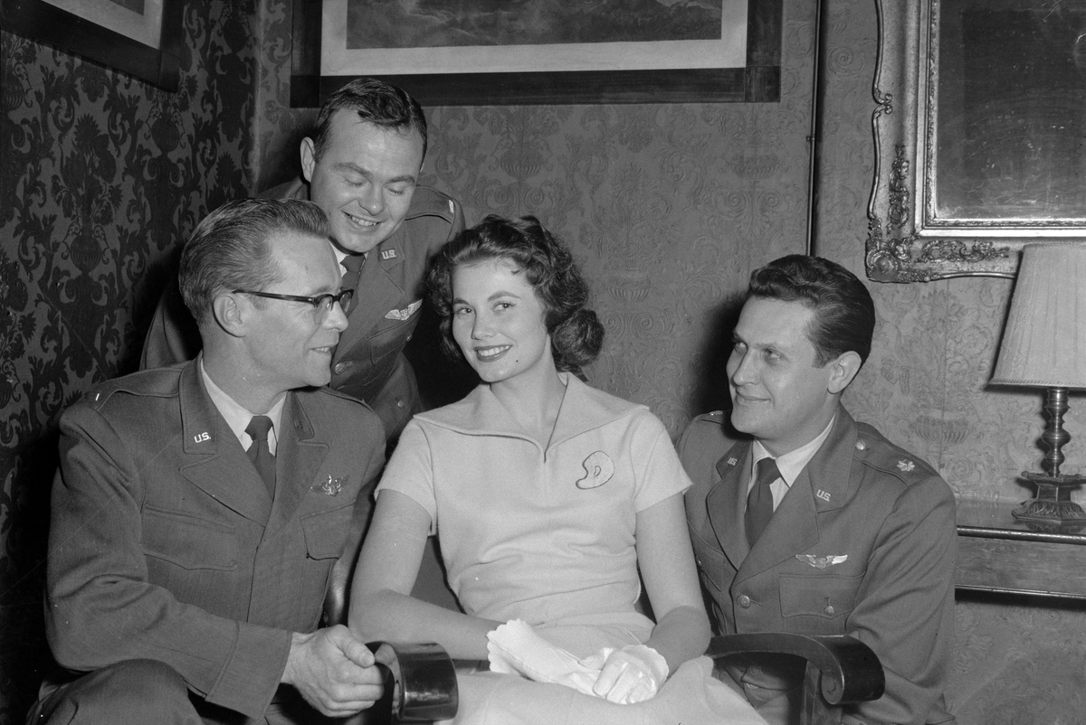 Miss Norway, Solveig Borstad, sammen med amerikanske flygere under Røde ...