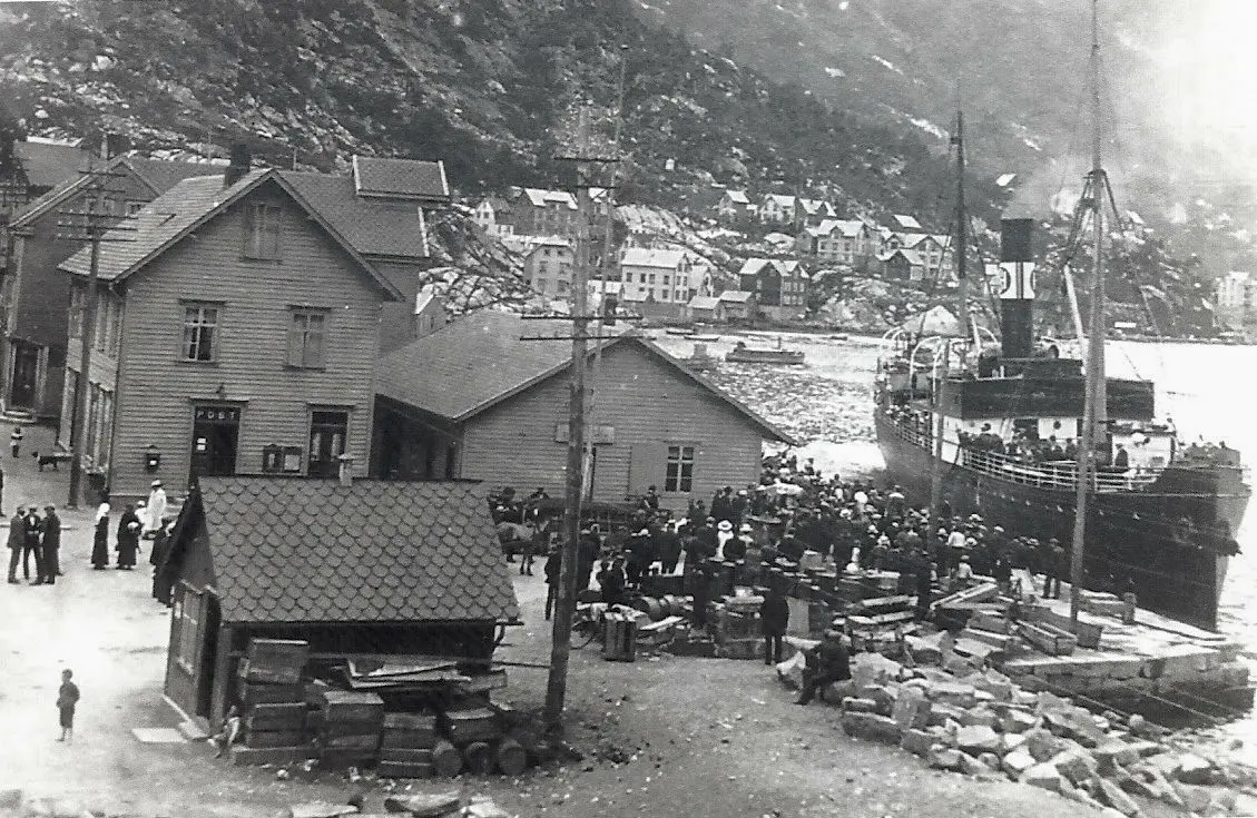 Folk på Torget i Odda sentrum. - Kraftmuseet / DigitaltMuseum
