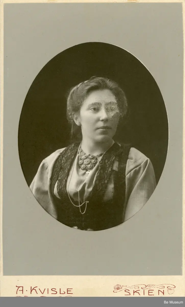 Ovalt brystbilde av Dordi Norheim - Bø Museum / DigitaltMuseum