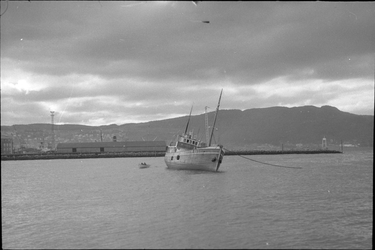 Motorkutter Mylingen på grunn ved Pier II - Sverresborg Trøndelag ...