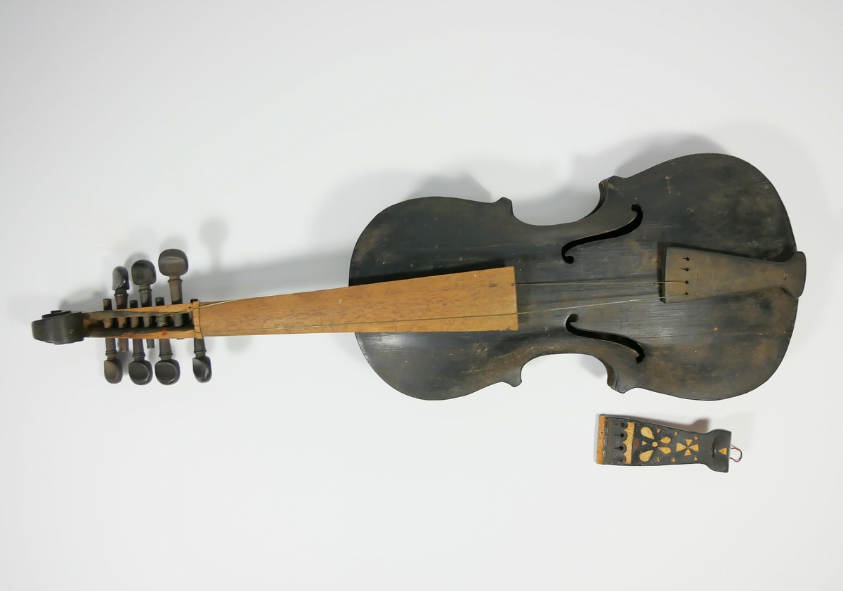 Hardingfele - Kystmuseet i Sogn og Fjordane / DigitaltMuseum