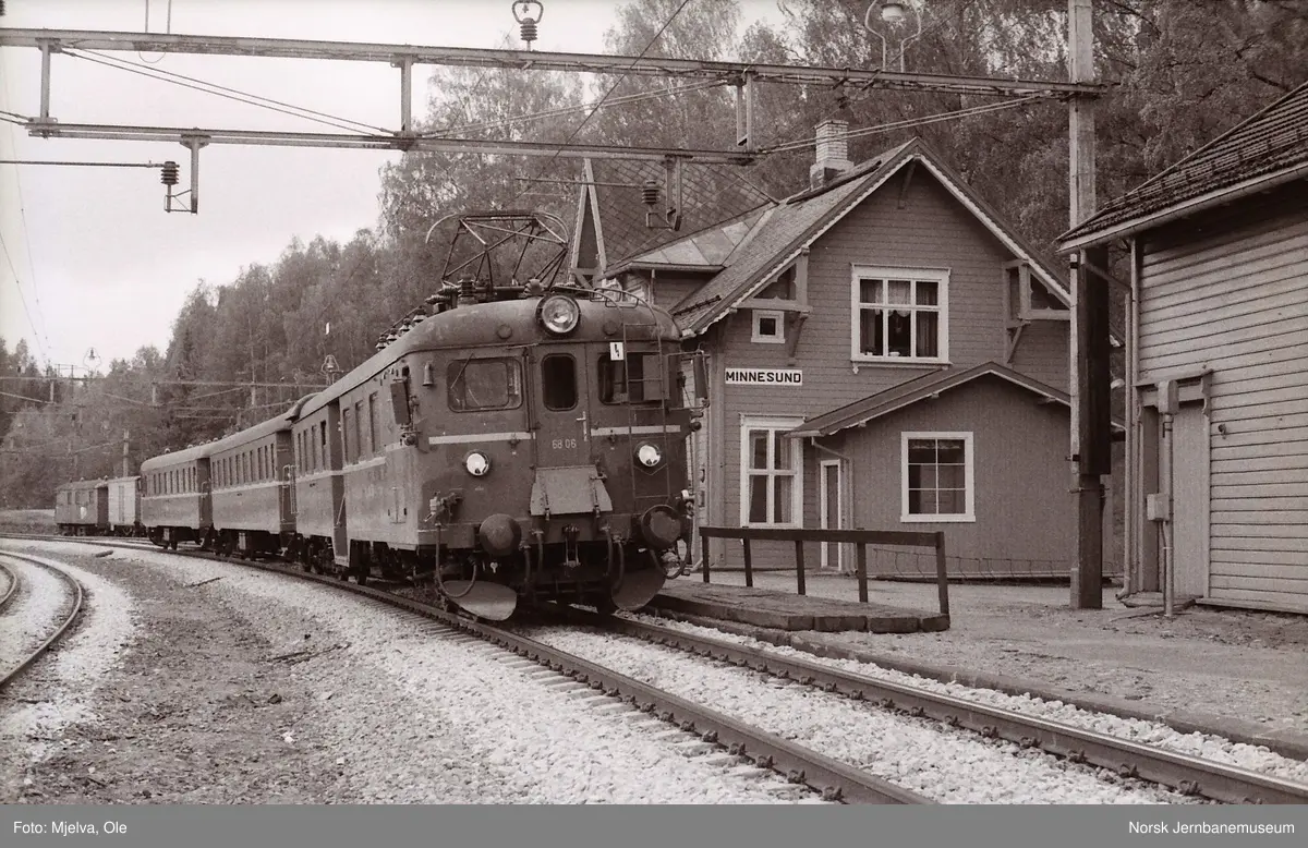 Motorvognsett type 68A med lokaltyog til Hamar på Minnesund stasjon ...