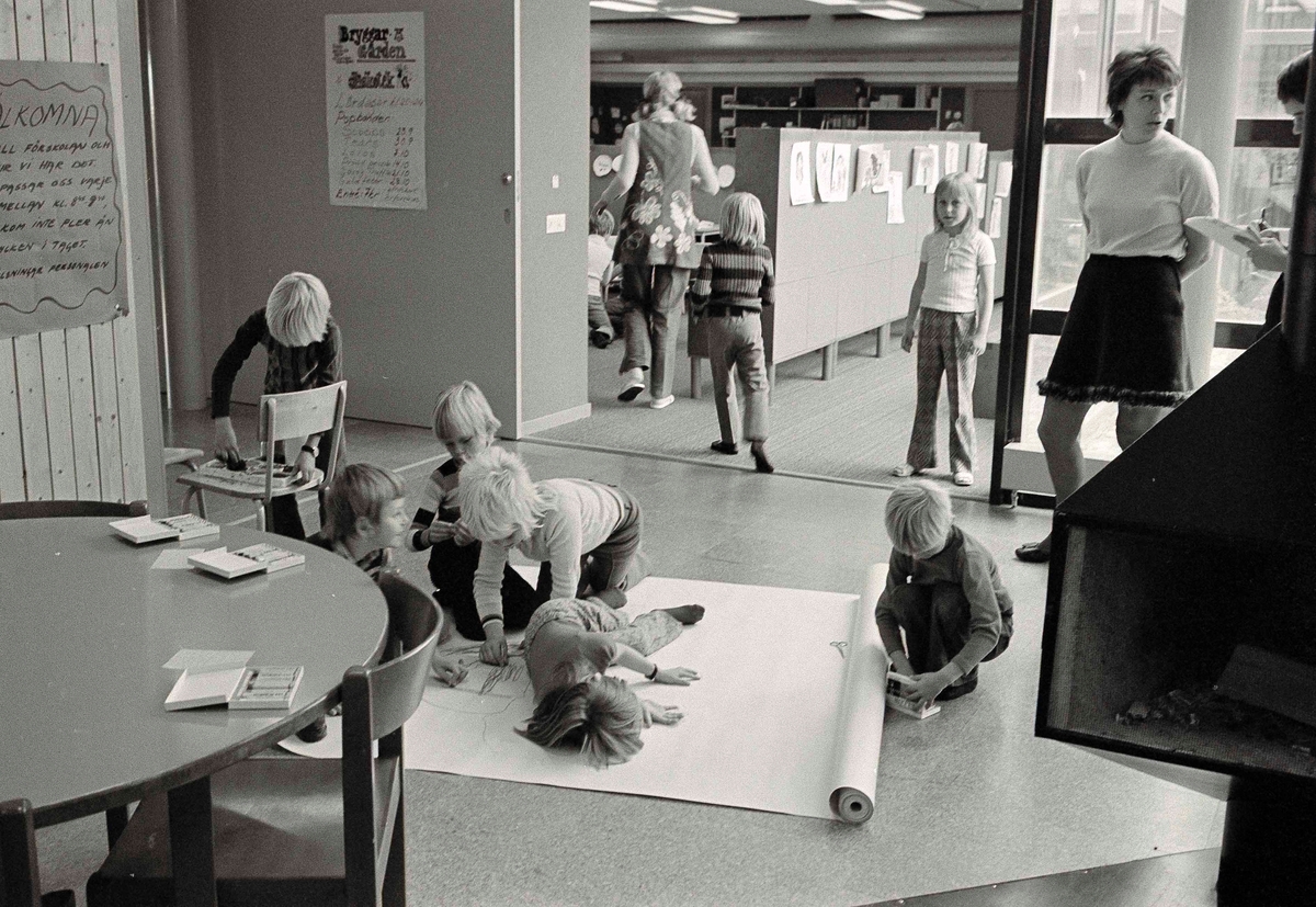 Barn som ritar i Bäckbyskolan, lärare Anna Britta Lundahl, Ulla Norèn ...
