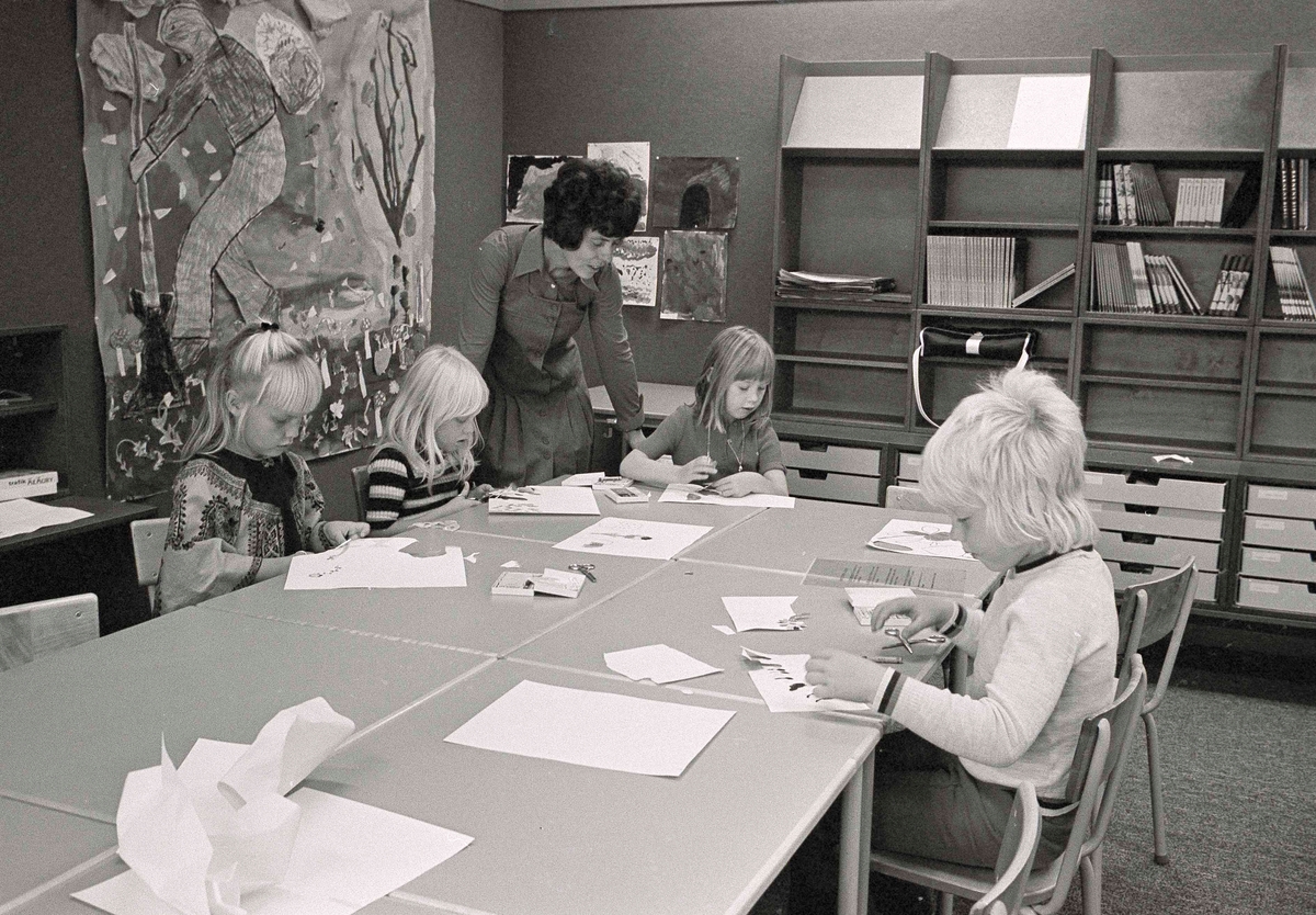 Barn som ritar i Bäckbyskolan, lärare Anna Britta Lundahl, Ulla Norèn ...
