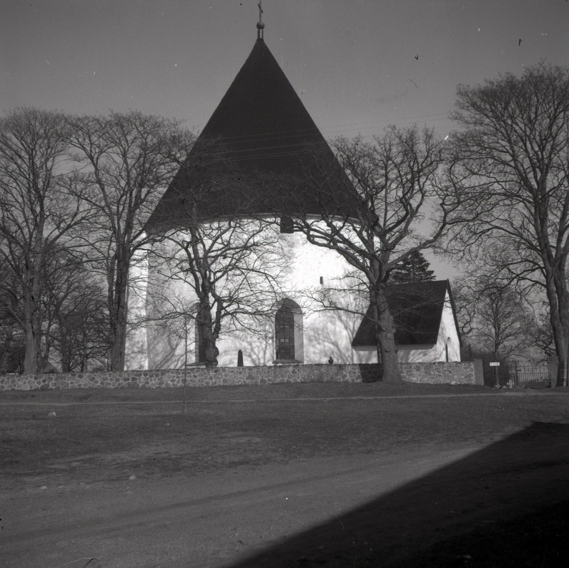 Hagby kyrka och klockstapel. - Kalmar läns museum / DigitaltMuseum