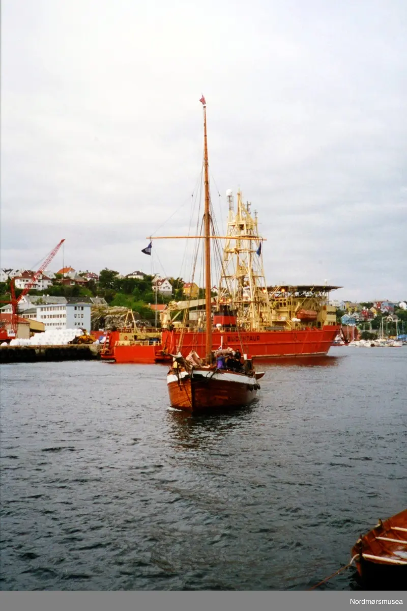 På vei inn til Milnbrygga, Norsk klippfiskmuseum. Loennechens kullkran ...