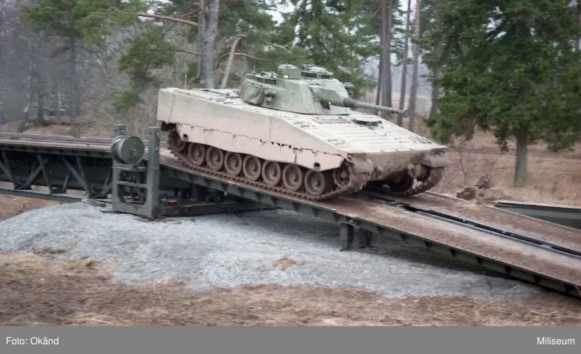 Stridsvagn 90 (Strv 90). Kör över krigsbro 5 (KB 5). - Miliseum ...