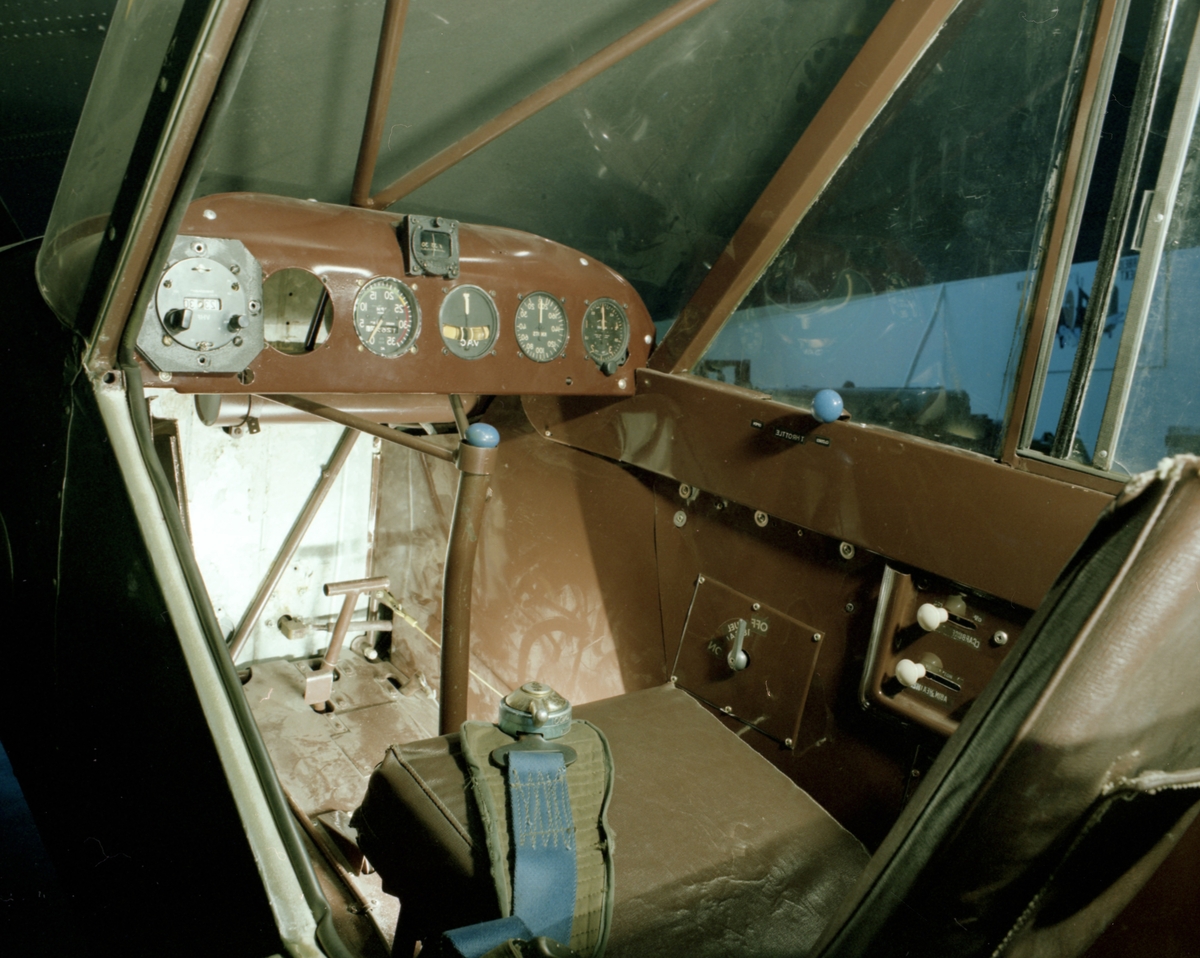Cockpit Piper L-18C Super Cub. - Forsvarets museer / DigitaltMuseum