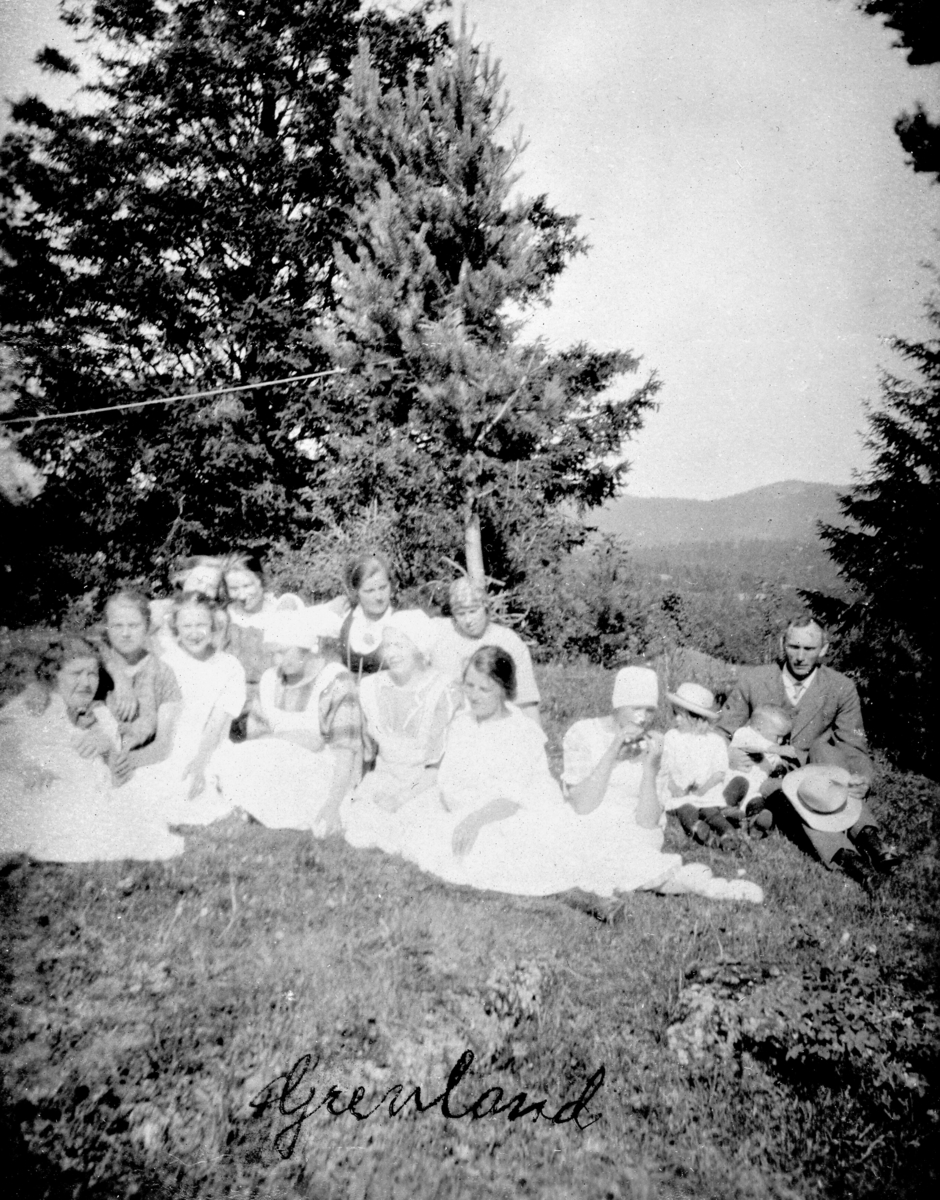 Samling av barn og vaksne folk i ein skog. - Bø Museum / DigitaltMuseum