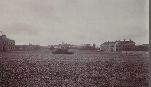 Fotografi av Varbergs torg mot Bäckgatan i söder, innan ...