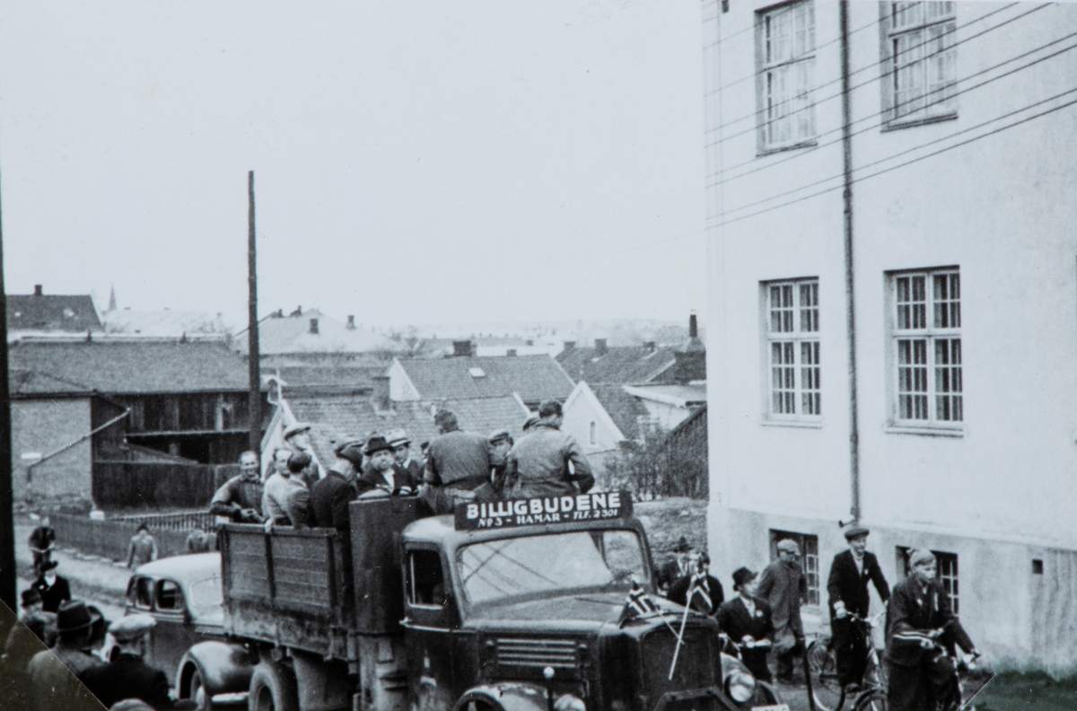Bilder fra frigjøringsdagene i april og mai 1945. Tilskuerer som ser på ...
