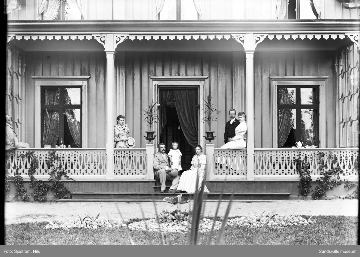 Disponentfamiljen Barth på verandan till Svartviks herrgård. I mitten ...