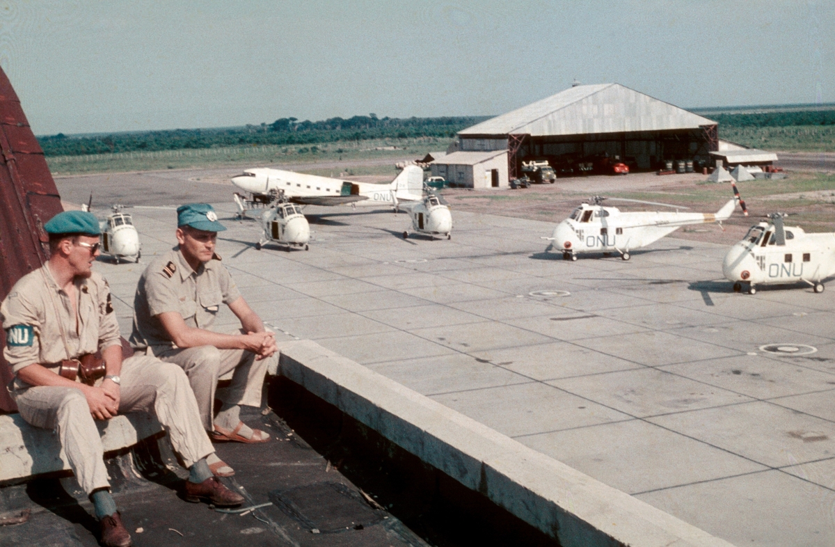 Kamina Air base Katanga, Congo. Sikorsky H-19D og Douglas C-47 i ...