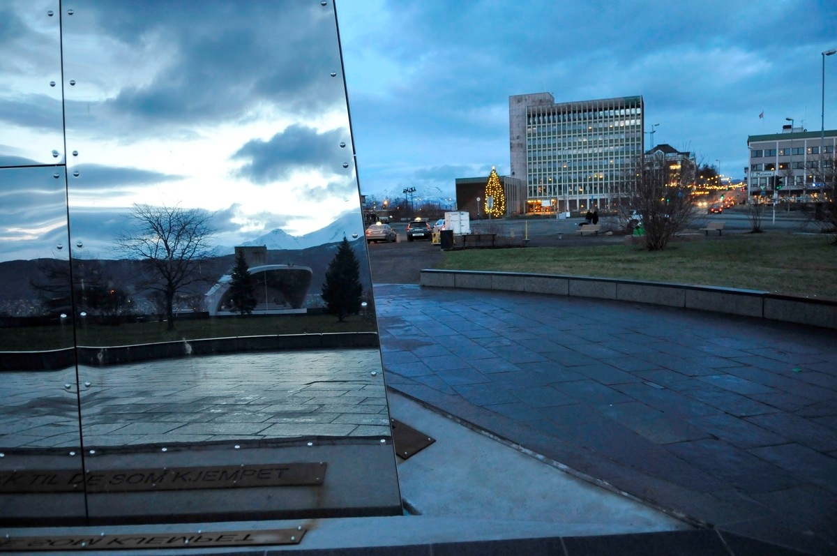 Narvik sentrum, med det nasjonale frihetsmonumentet i forgrunnen og ...