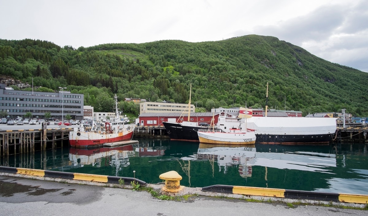 "Gamle Skogøy" til høyre i bildet. Foto fra Pir 1 på Narvik havn ...