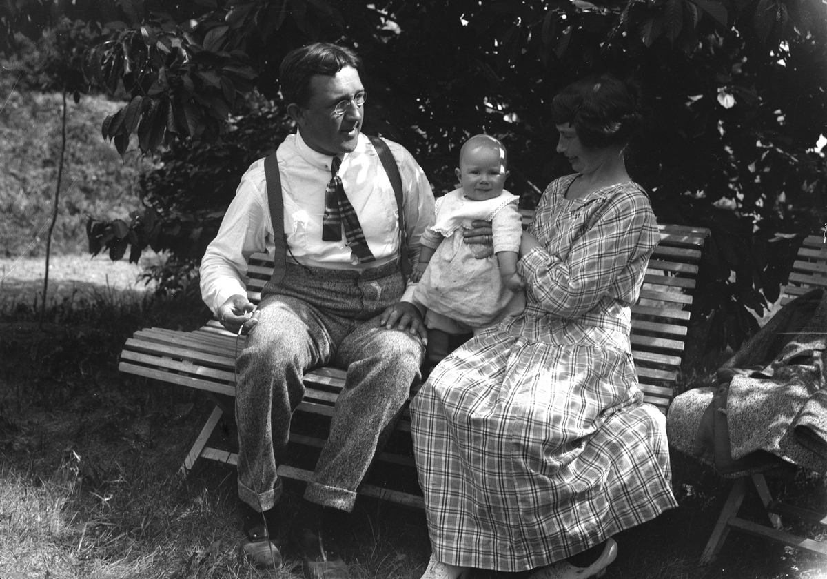 Arvid och Alida Eriksson med dottern Inga vid Villa Stångå 1922 - Bild ...