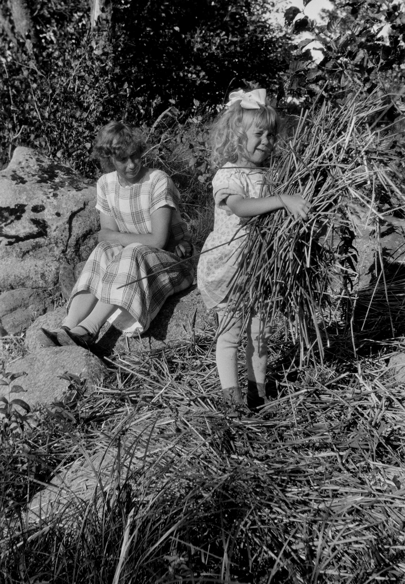 Inga Eriksson på picnic med mamma Alida 1920-talet. - Bild Linköping ...