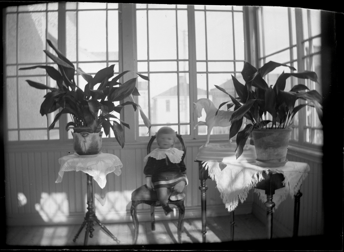 Litet barn på glasveranda - Västergötlands museum / DigitaltMuseum