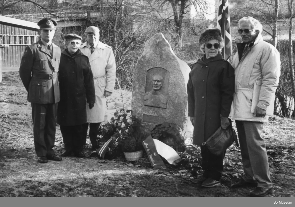 Avdukinga av minnesteinen over Olaf Rye ved Bø museum, Oterholt - Bø ...