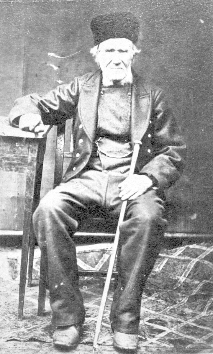 Tøstein Danielsson, var snikkar og låsesmed. Han var fødd i Vestre ...