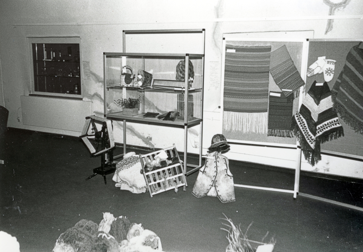 Från växt till väv , utställning på Köpings Museum. År 1981. Fotograf ...