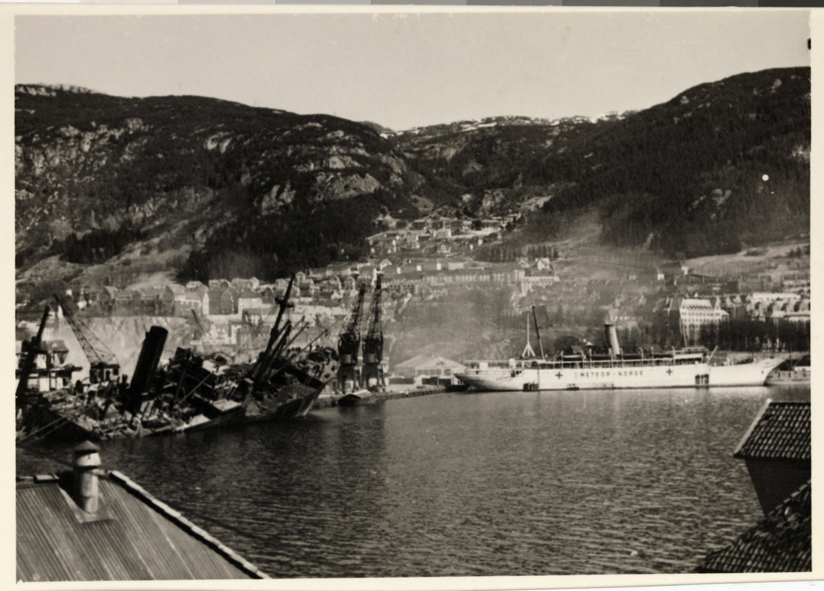 KRIGEN 1940/BERGEN/BOMBING - Forsvarets museer / DigitaltMuseum
