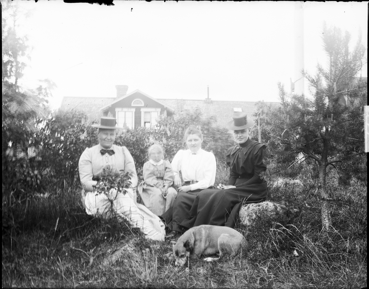 Augusta Lundin och dottern Hedvig Helena, lärarinnan Malin och en ...