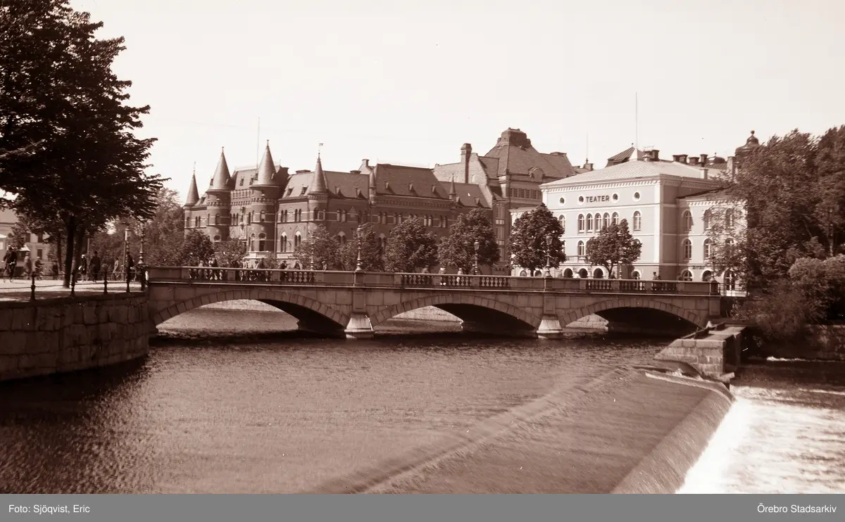 Folk går på storbron, 1930-tal - Örebro Stadsarkiv / DigitaltMuseum